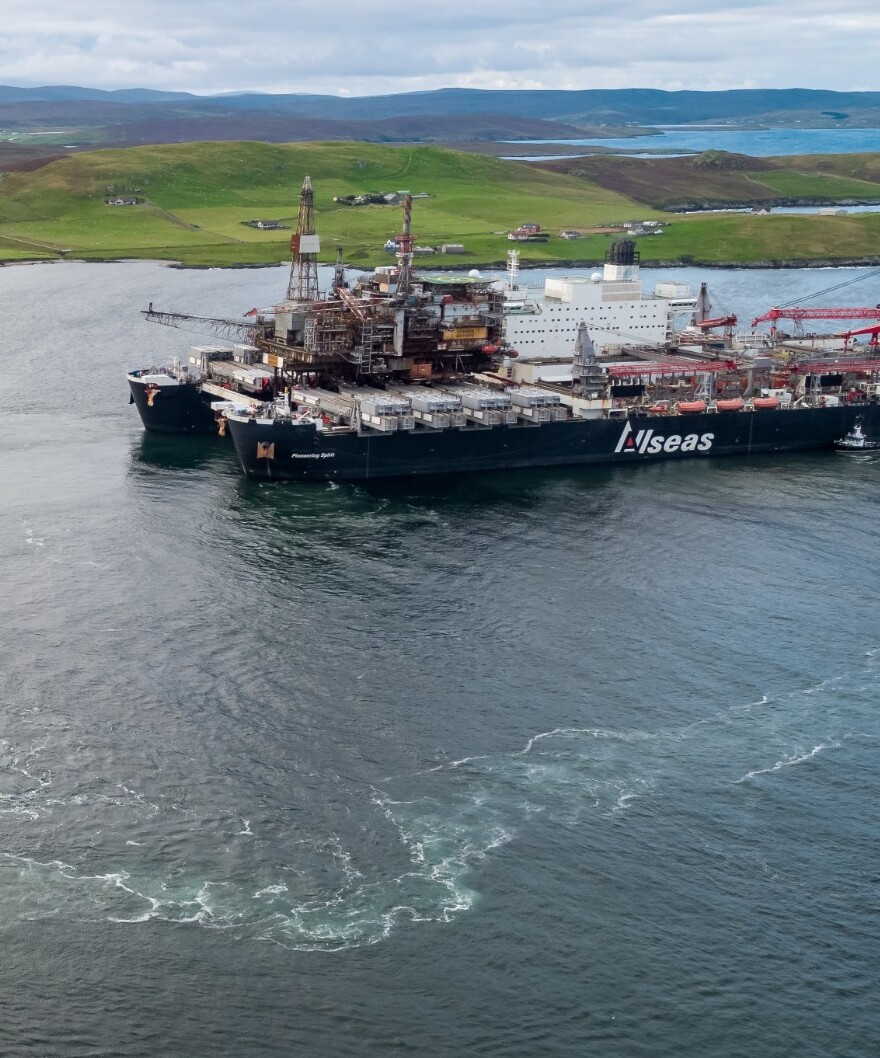 Ninian Northern topside arrives at Lerwick for decommissioning ...
